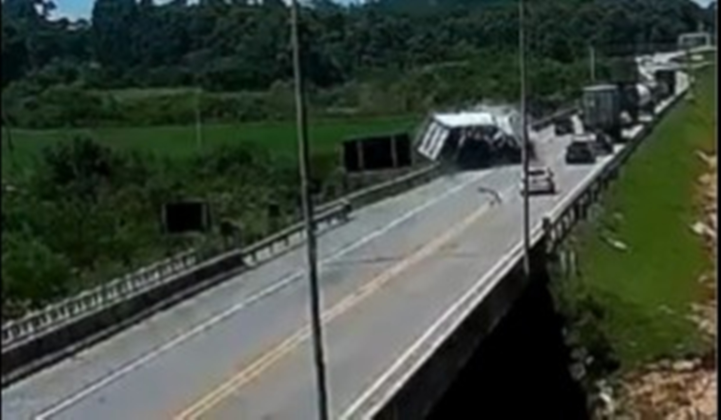 RS: imagem mostra momento de colisão que deixou 11 mortos na BR-116